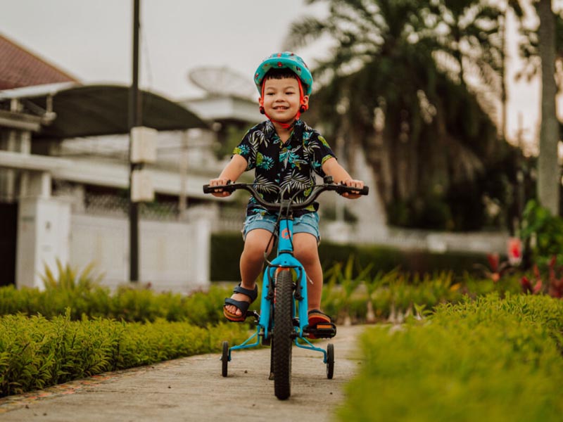 Langkah Mudah Ajak Anak Pakai Helm Sepeda Anak | RODALINK INDONESIA